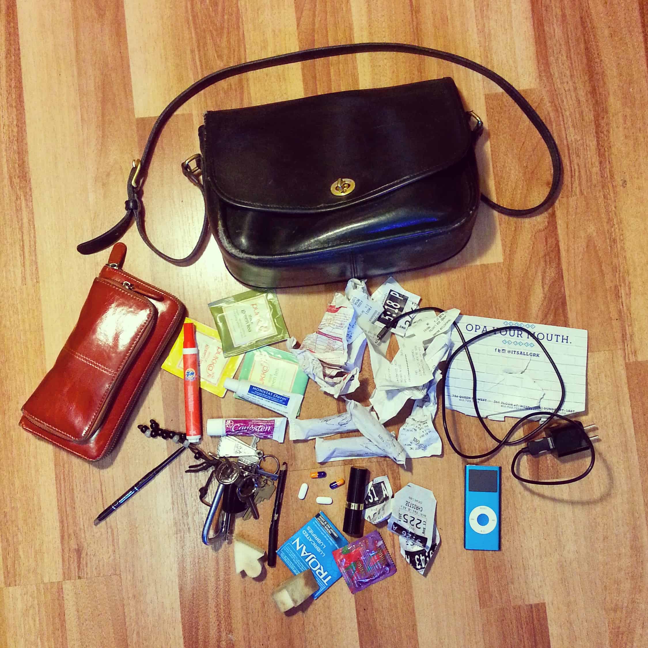 Anatomy of A Disorganized Woman's Purse | Shedoesthecity